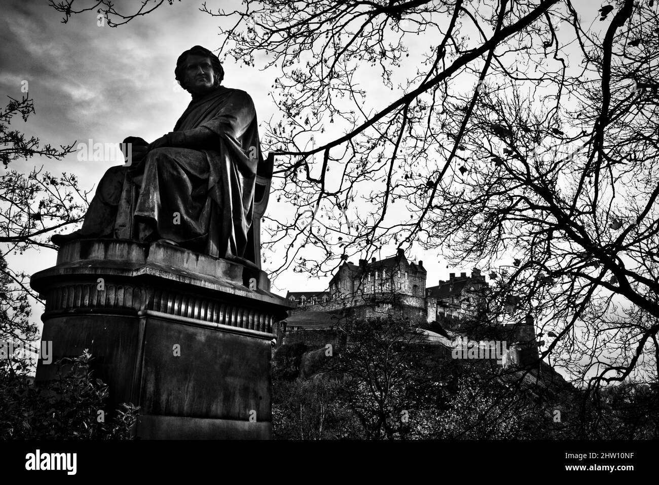 Statue von sir james young simpson -Fotos und -Bildmaterial in hoher ...