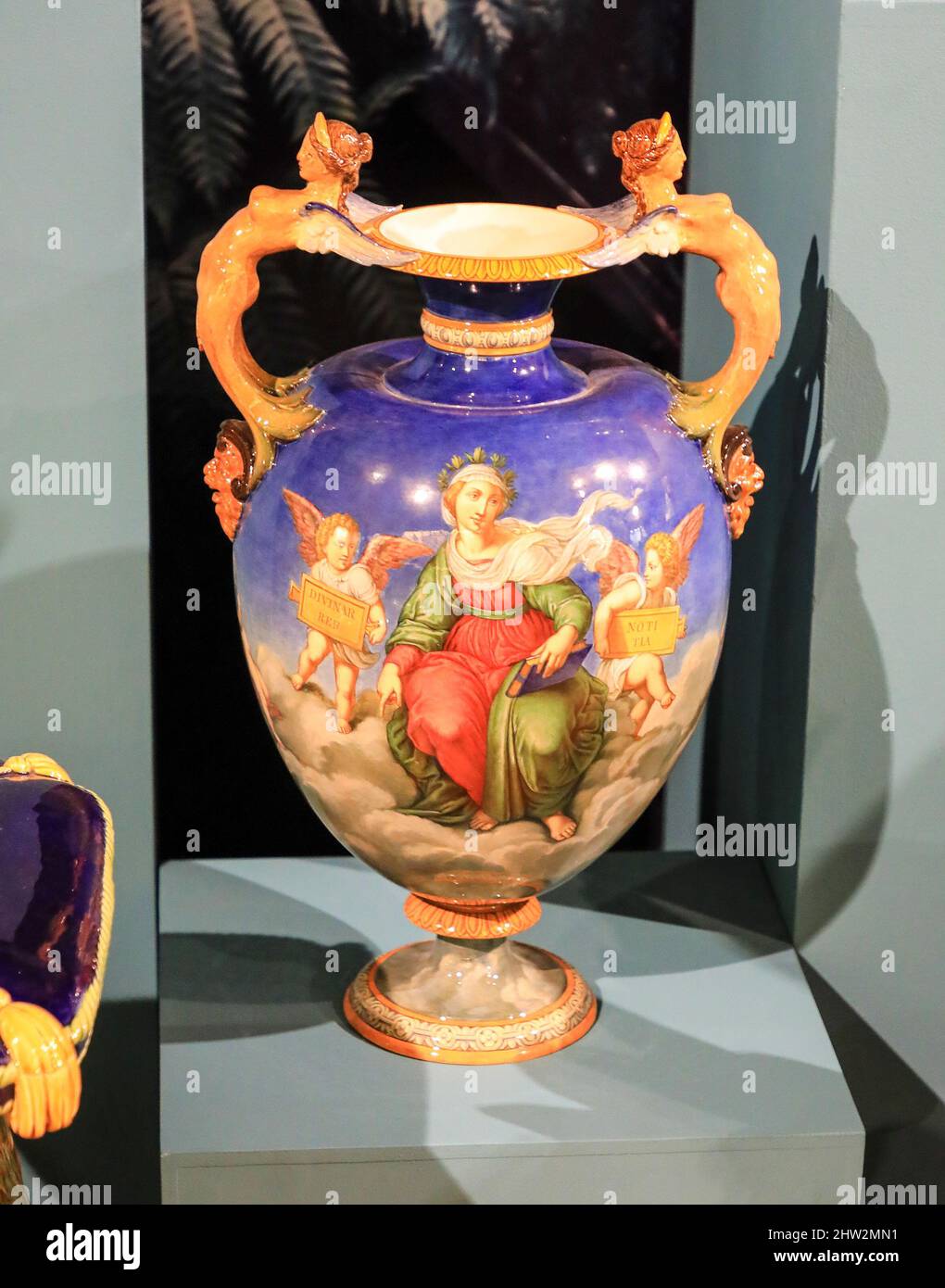 Minton majolika vase -Fotos und -Bildmaterial in hoher Auflösung – Alamy