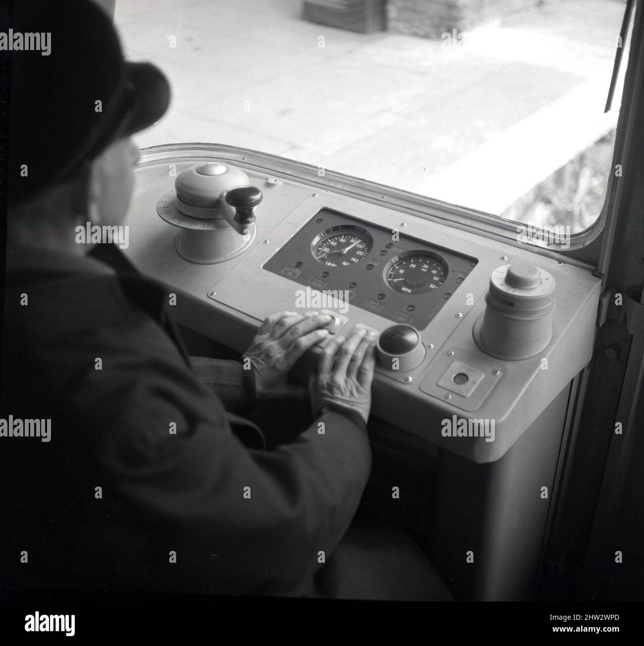 1968, historisch, ein U-Bahnfahrer in Mütze und Jacke, sitzt in der ...