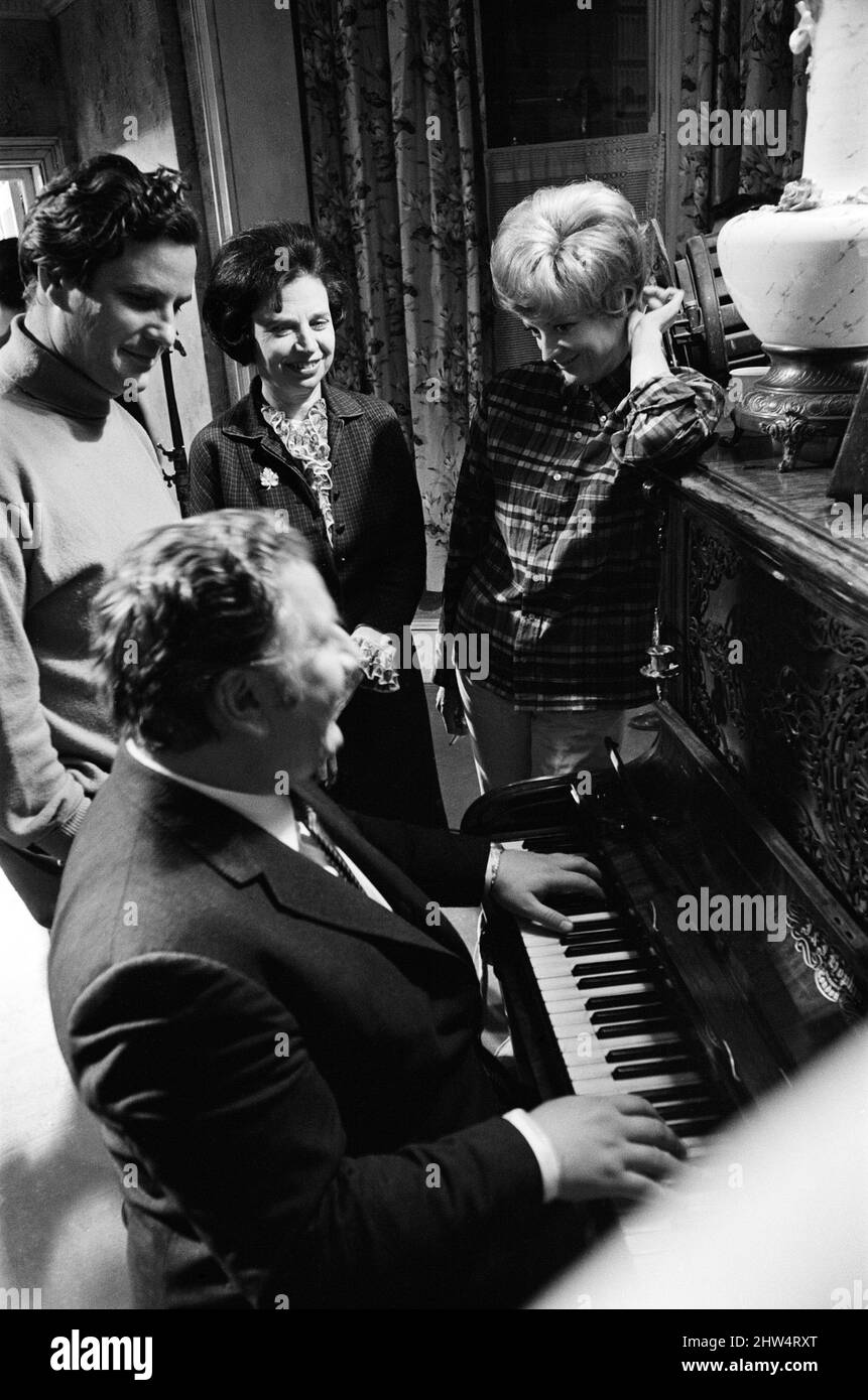 Hot millions 1968 maggie smith -Fotos und -Bildmaterial in hoher ...