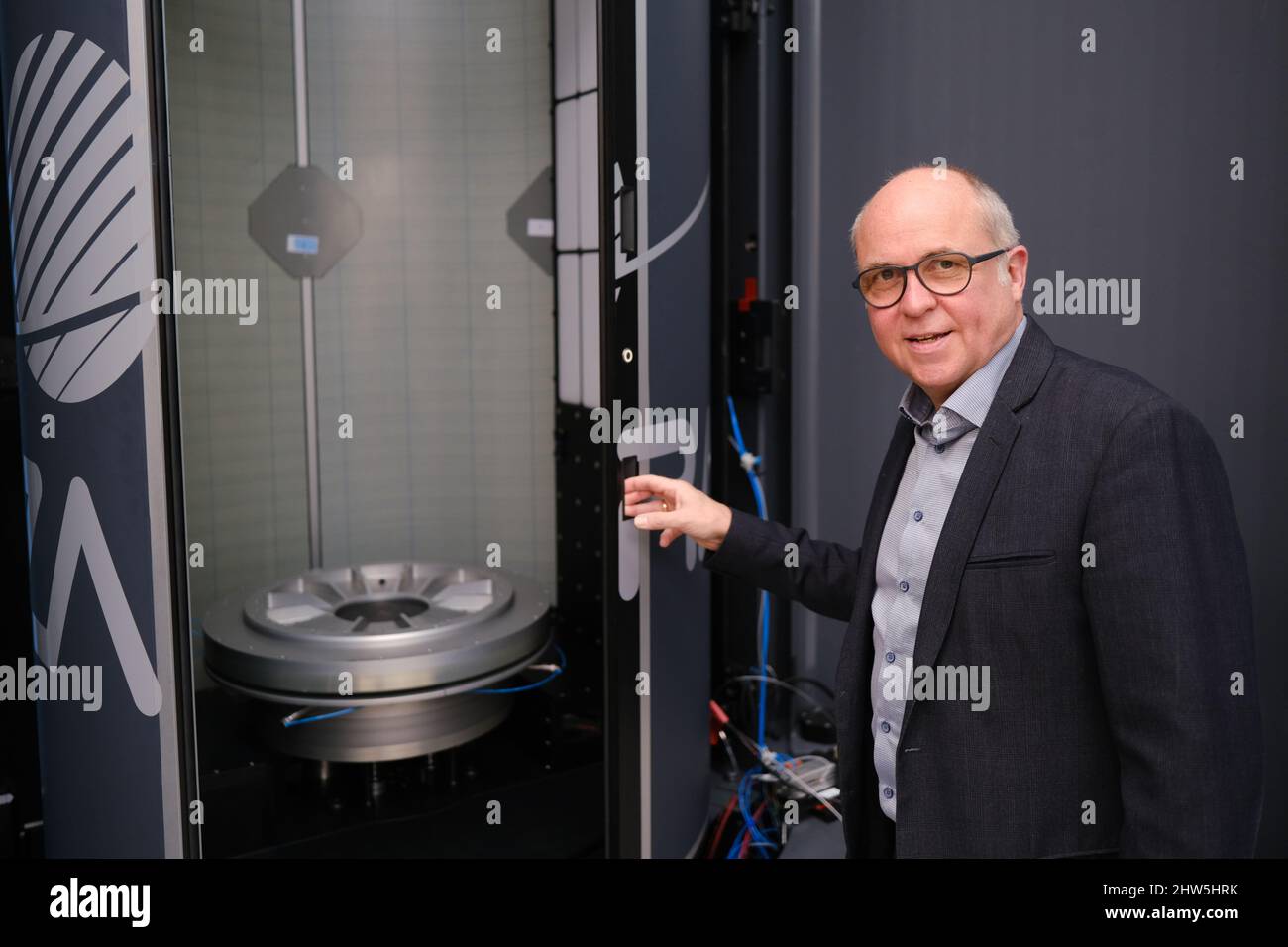 PRODUKTION - 22. Februar 2022, Bremen: Der Geschäftsführer der ZARM Fallturm ...