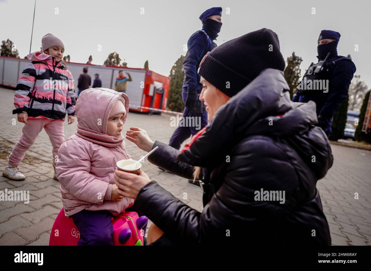 Mlyny, Polen. 04. März 2022. Die junge Mutter ernährt ihre kleine ...