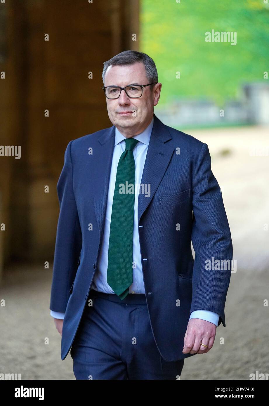Sir Edward Young, Privatsekretär von Königin Elizabeth II., im Schloss ...