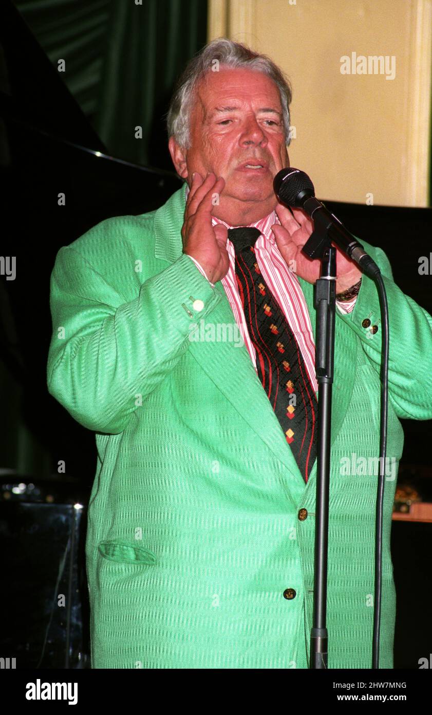 George Melly in einem Konzert im Green Room des Cafe Royal in London. 2 ...