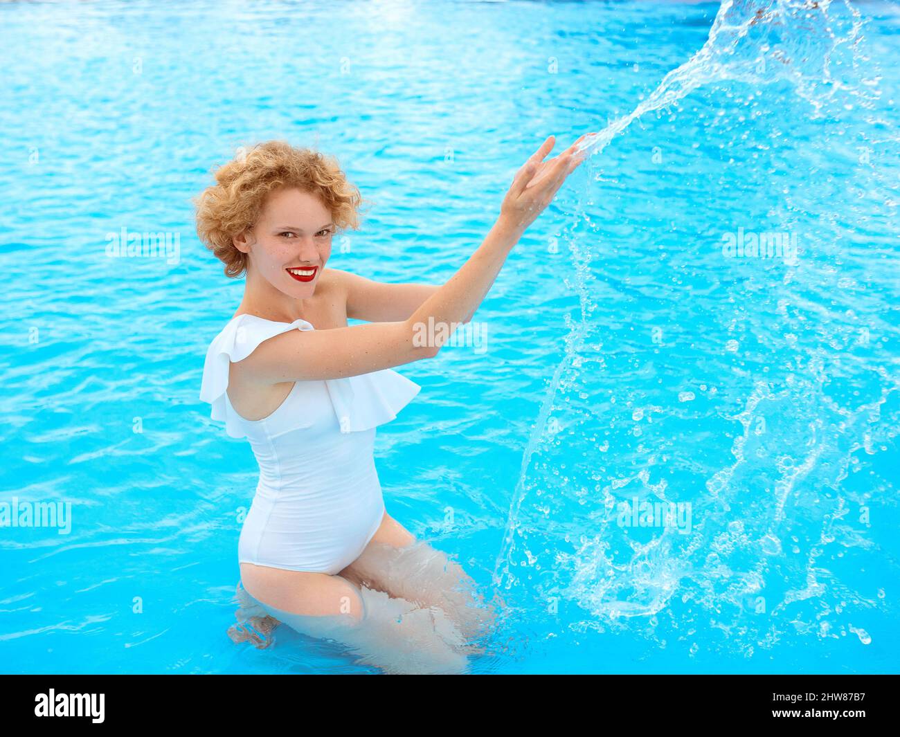 Schöne lächelnde Rothaarige (Ingwer) Frau Porträt genießen das Leben in weißen Badeanzug im ...