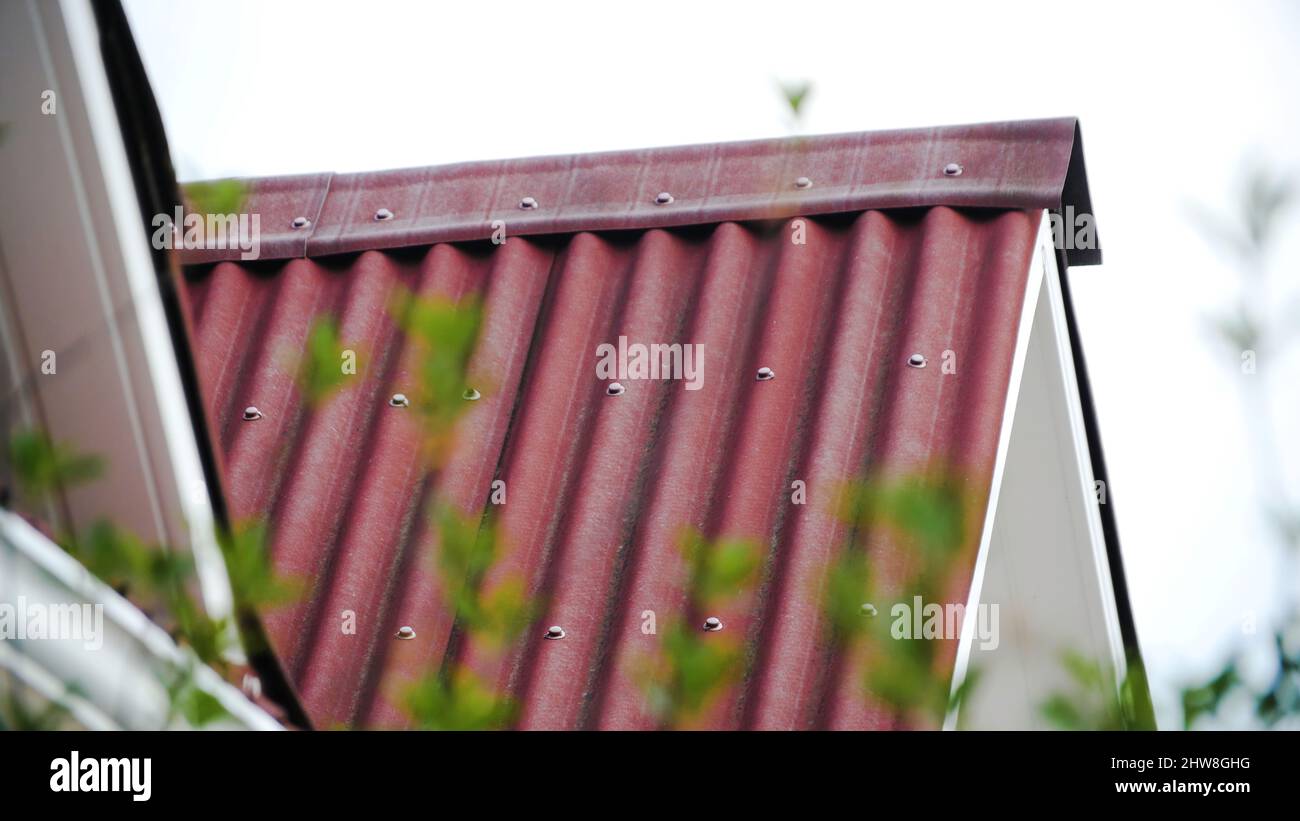 Wellblechdach. Archivmaterial. Details des roten Daches aus Metallprofil gefertigt und abgedeckt ...