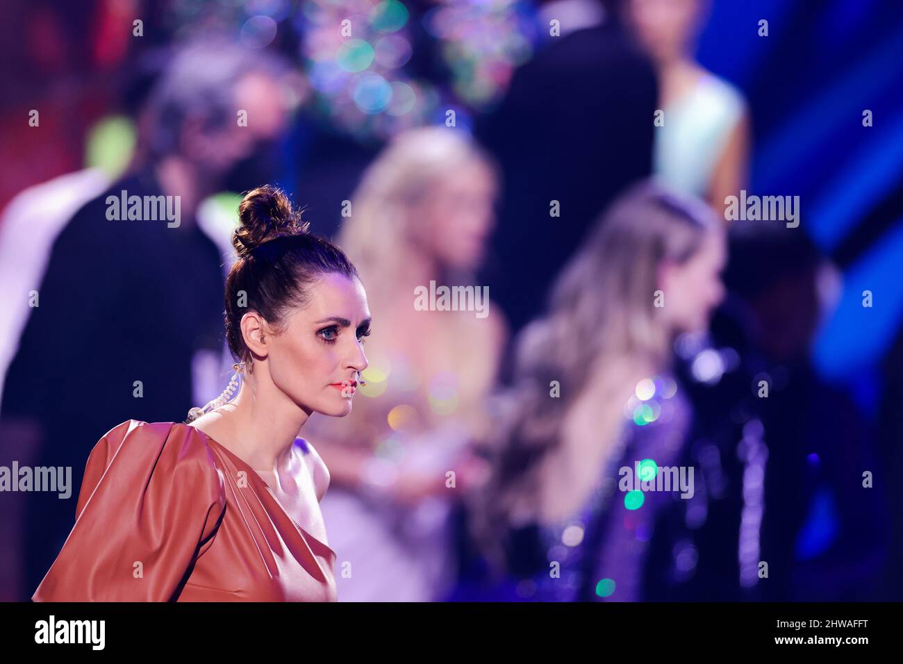 Köln, Deutschland. 05. März 2022. Bella Lesnik, Moderatorin, steht in ...