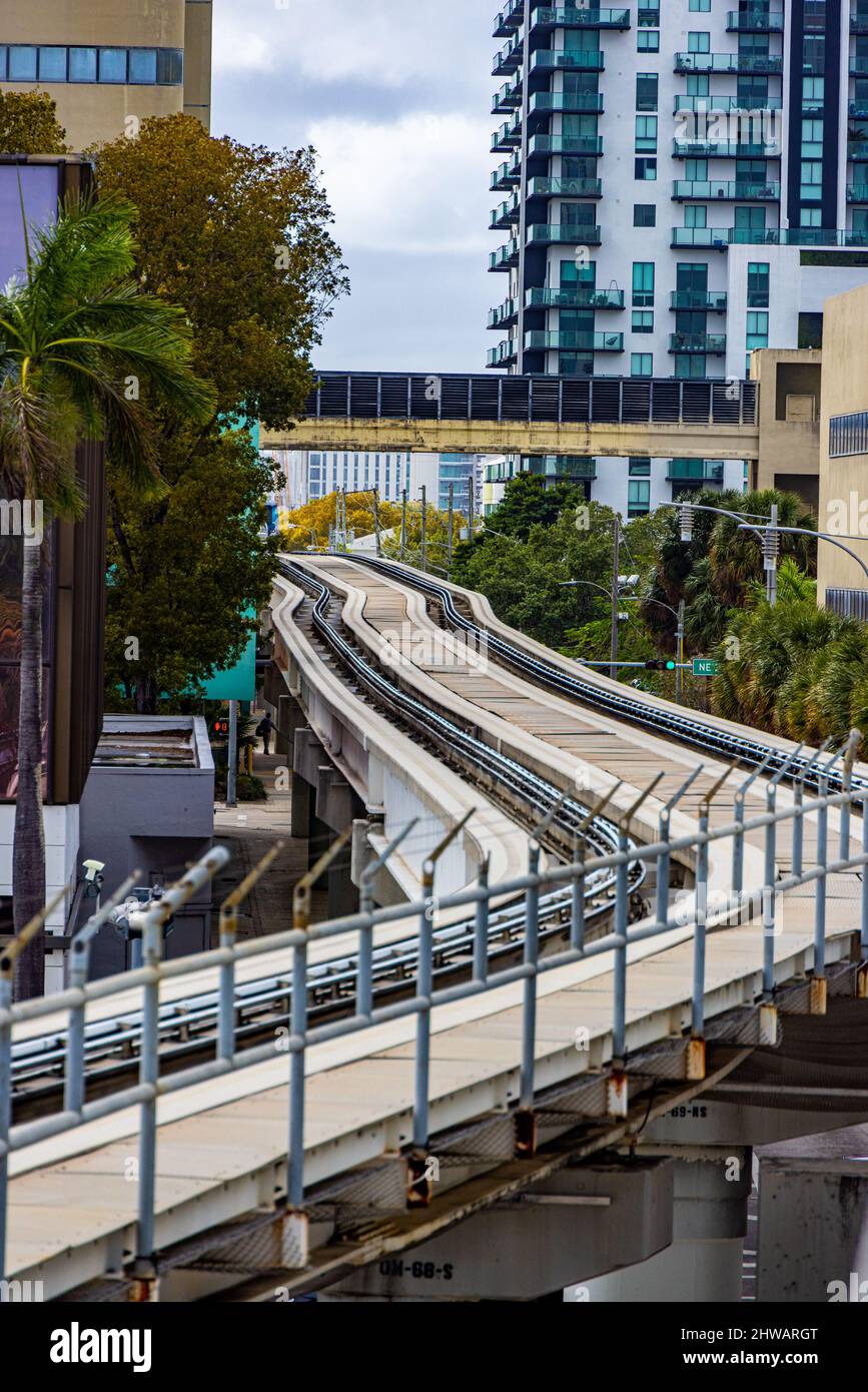 Metro Mover Monorail in Downtown Miami - MIAMI, FLORIDA - 14. FEBRUAR ...