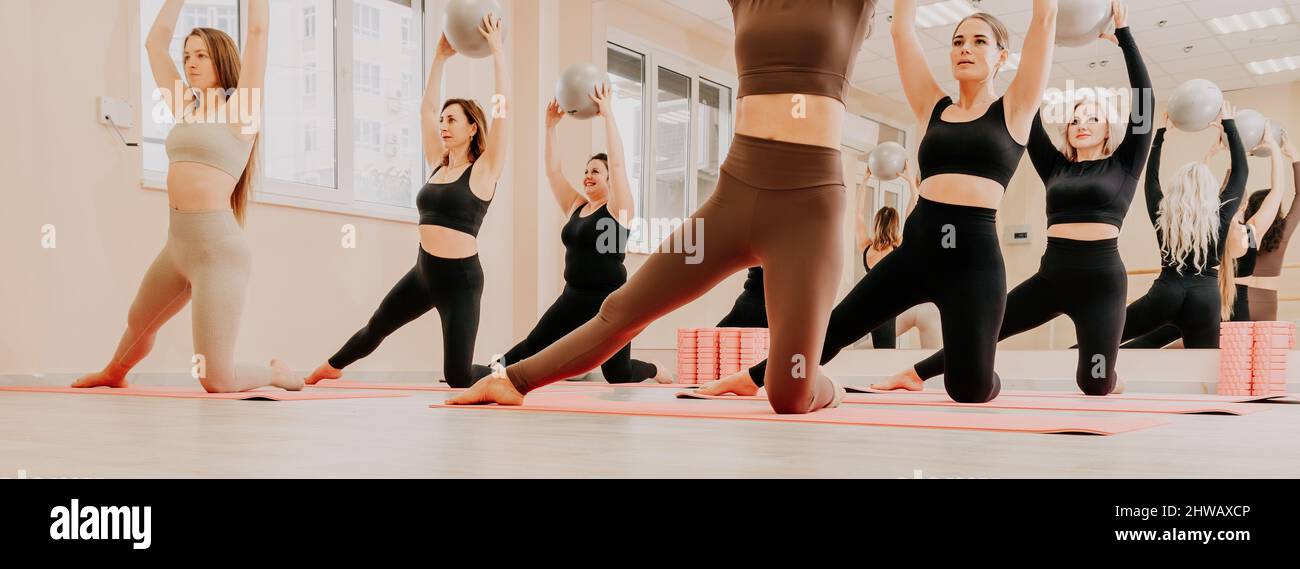 Eine Gruppe von Frauen mittleren Alters mit Fitnesstrainerin in ...