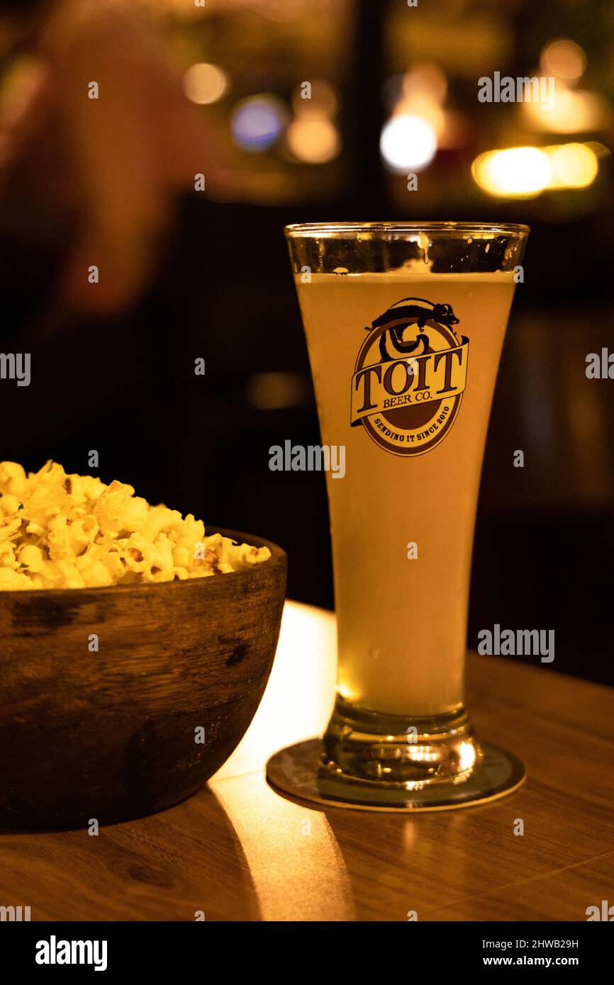 Half Pint of Toit Tint-in-Wit Beer zusammen mit Popcorn im Toit Brewpub ...