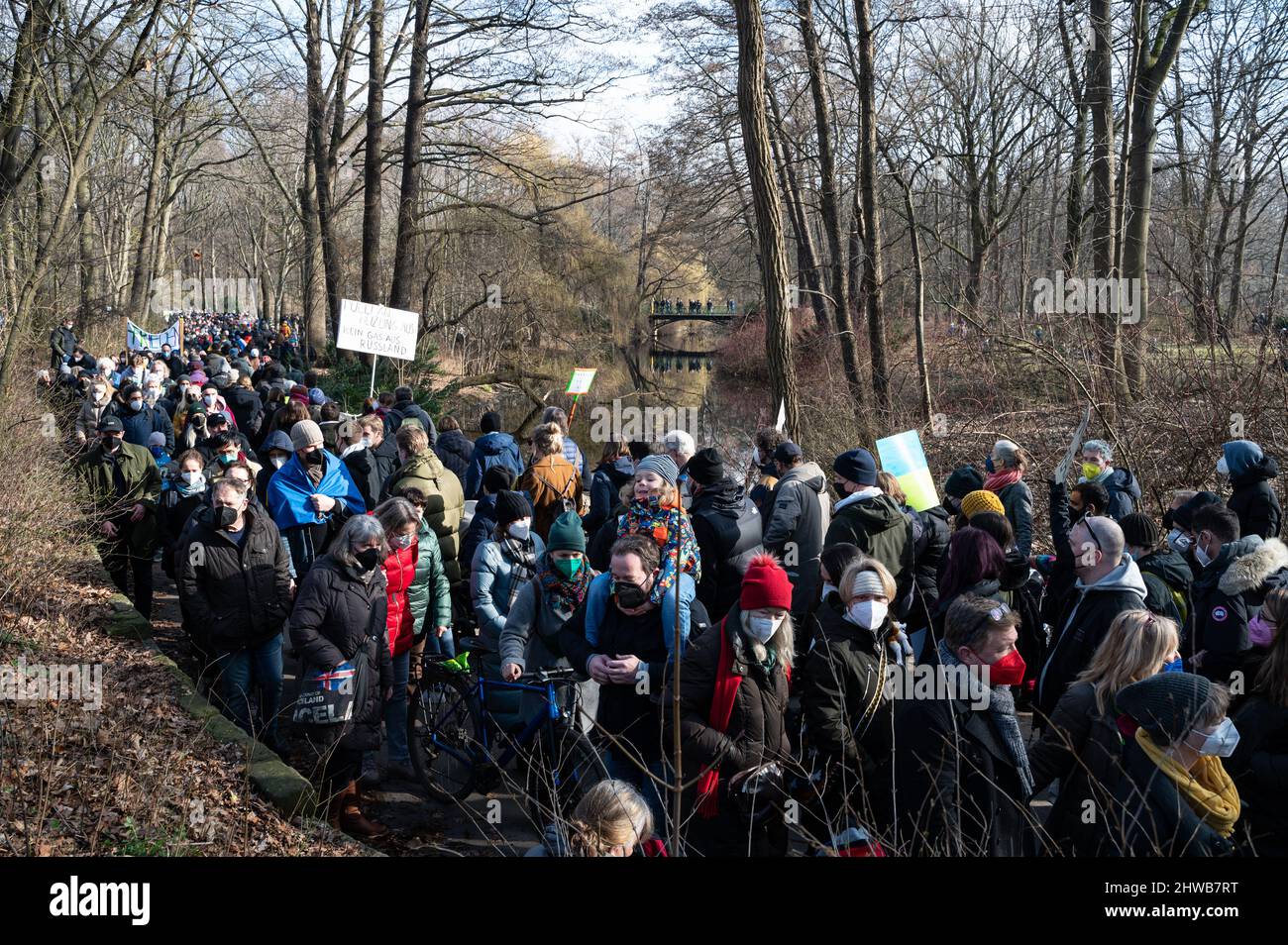 27.02.2022, Berlin, Deutschland, Europa - Teilnehmer am Protest für den ...