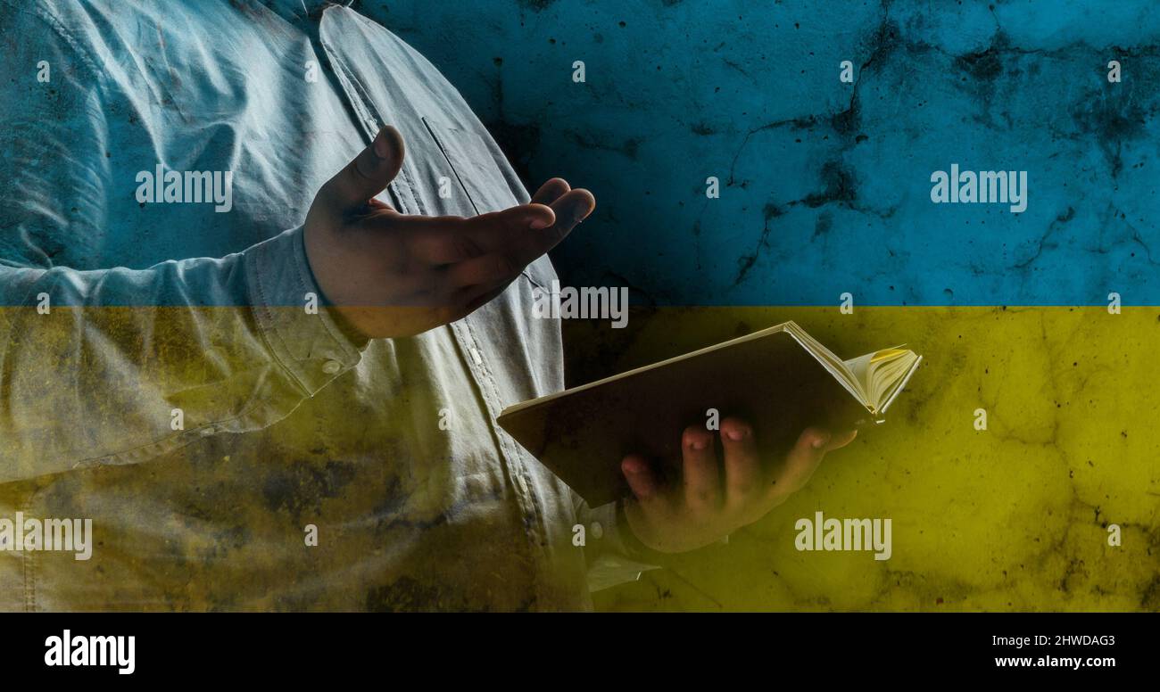 Stoppen Sie den Krieg in der Ukraine. Hände beten vor dem Hintergrund ...