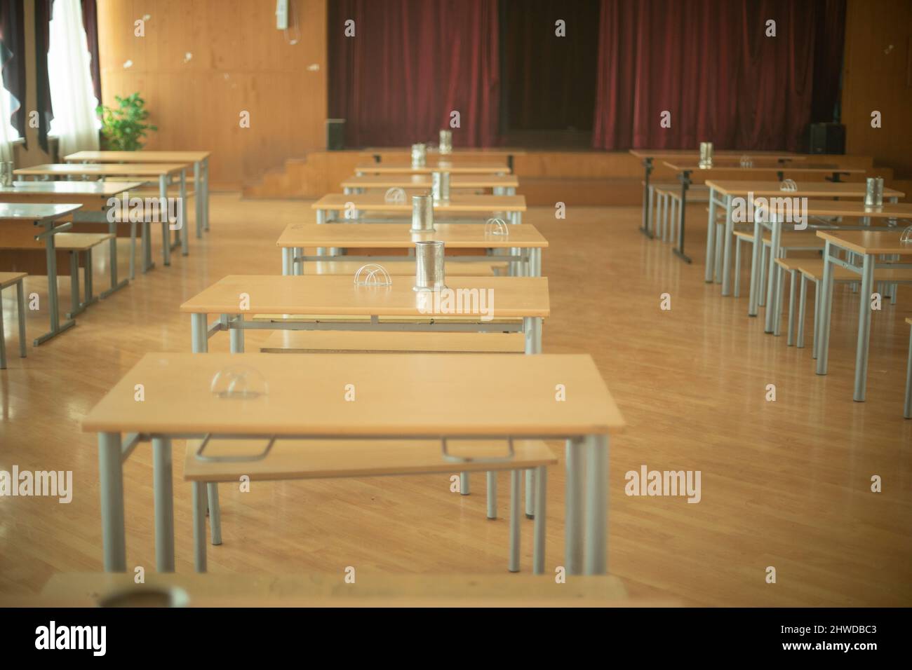 Schulkantine in Russland. Tische stehen in der Halle in Reihe. Ort der ...