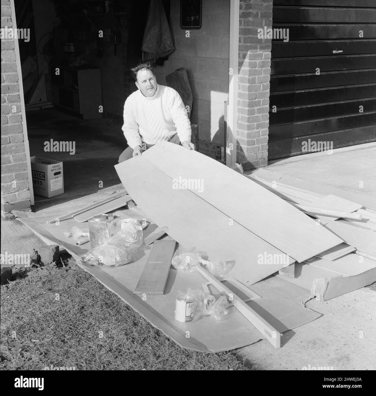 Herr Larry Cooper hat gerade einen Bausatz mit Teilen für den Bau eines ...