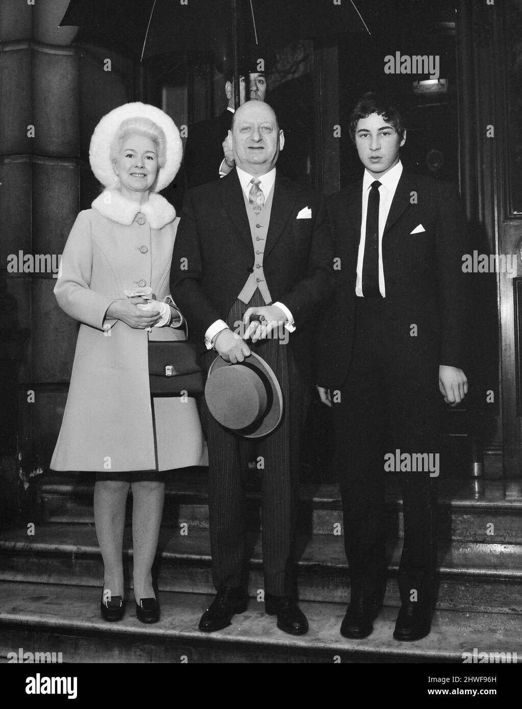 Media Mogul Lew Grade, steht mit seiner Frau Lady Grade und ihrem Sohn ...