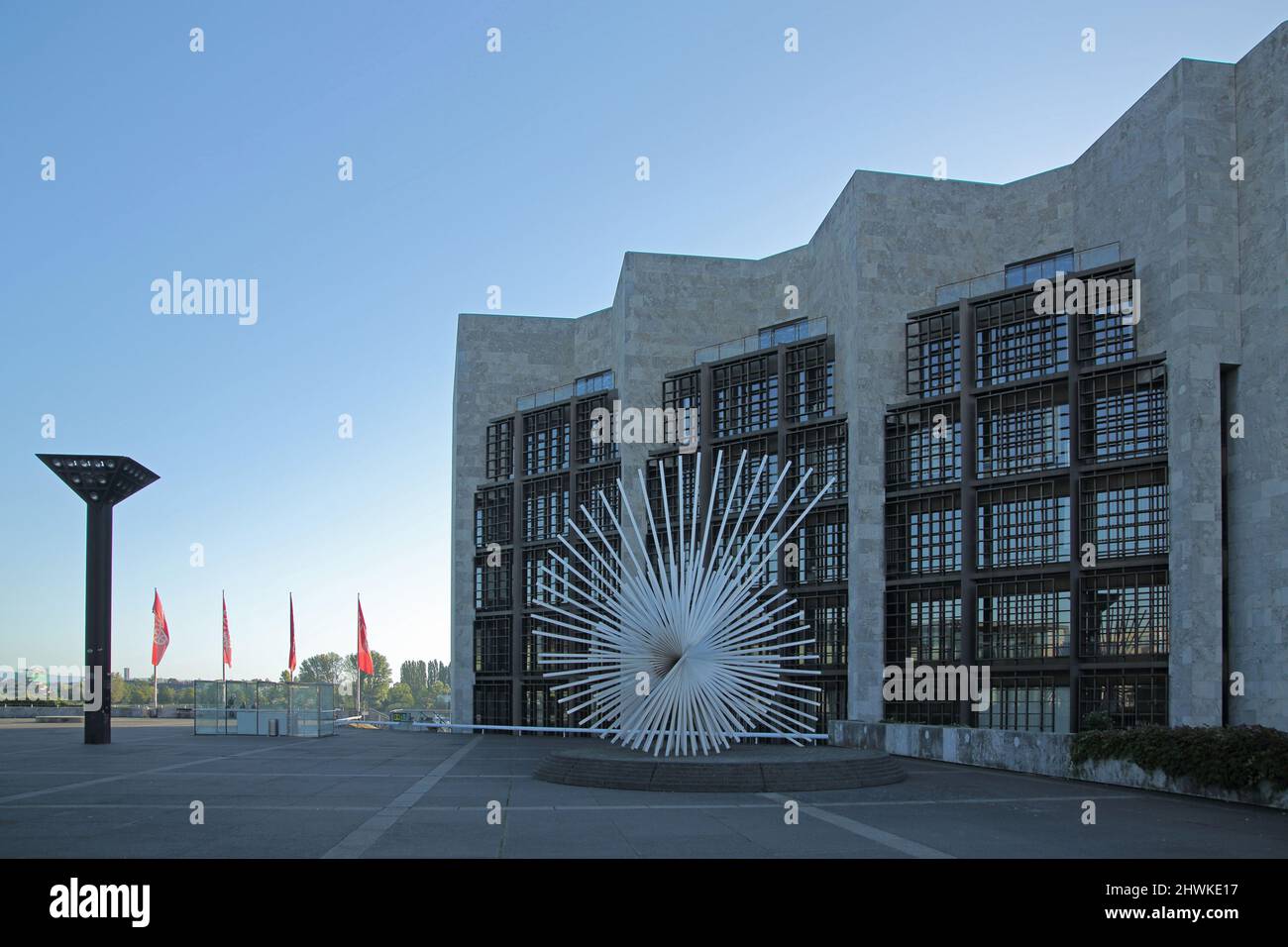 Rathaus am Jockel-Fuchs-Platz mit Vitalskulptur von Andreu Alfaro, 1979 ...