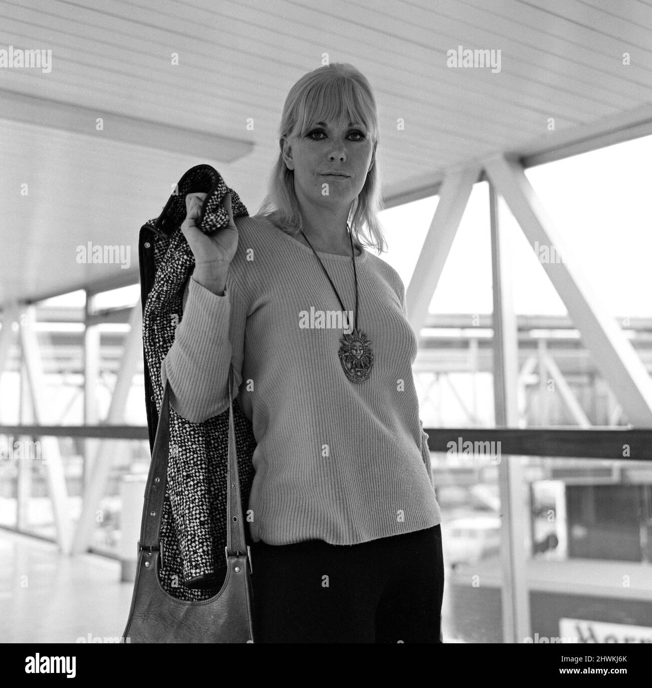 Die Ankunft der Schauspielerin Kim Novak am Flughafen Heathrow heute ...