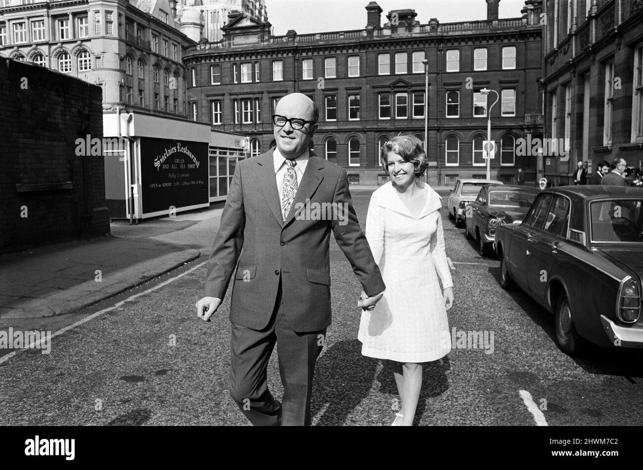 Die Schauspielerin Anne Reid heiratet Peter Eckersley im Jackson's Row ...