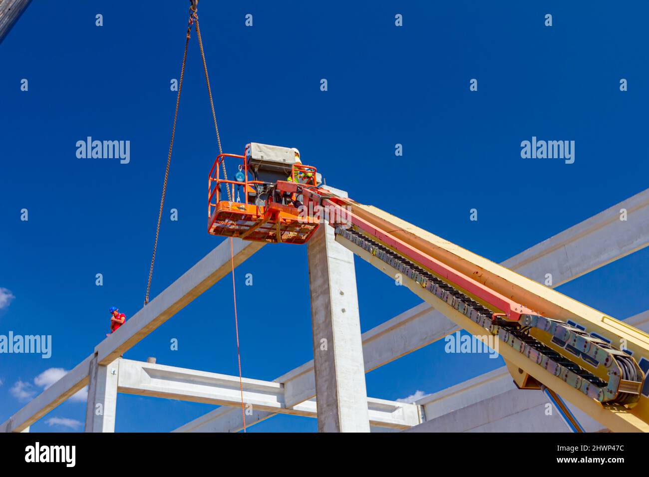 Mobiler Kran ist in Betrieb und Arbeiter ist Montage Beton Unterzug in ...