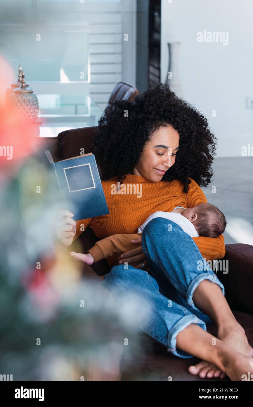 Geburt stillen -Fotos und -Bildmaterial in hoher Auflösung – Alamy