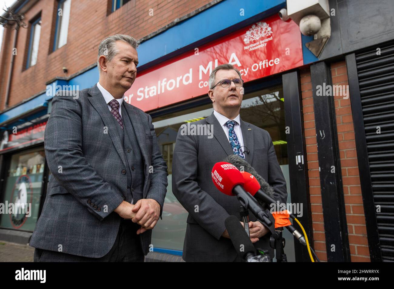 DUP-Chef Sir Jeffrey Donaldson (rechts) mit seinem Parteikollegen Edwin ...