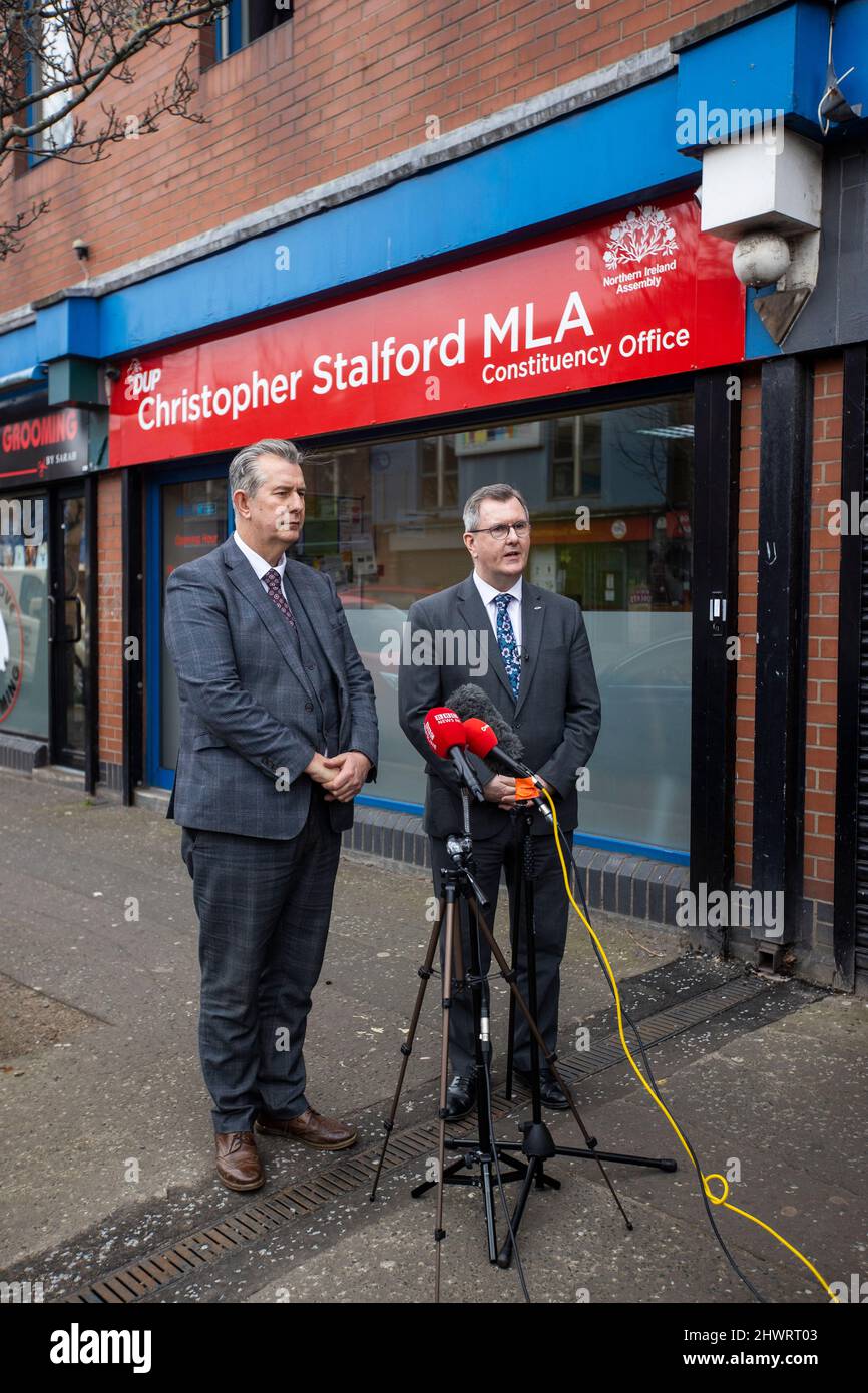 DUP-Chef Sir Jeffrey Donaldson (rechts) mit seinem Parteikollegen Edwin ...