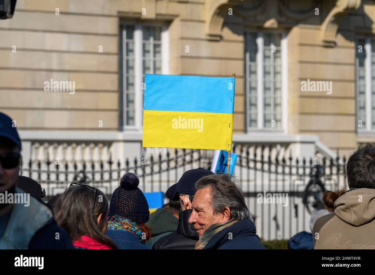 Straßburg, Frankreich - 6. März 2022: Mann protestiert mit ukrainischer ...