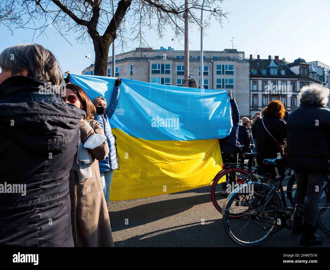 Straßburg, Frankreich - 6. März 2022: Große blaugelbe Flagge der ...