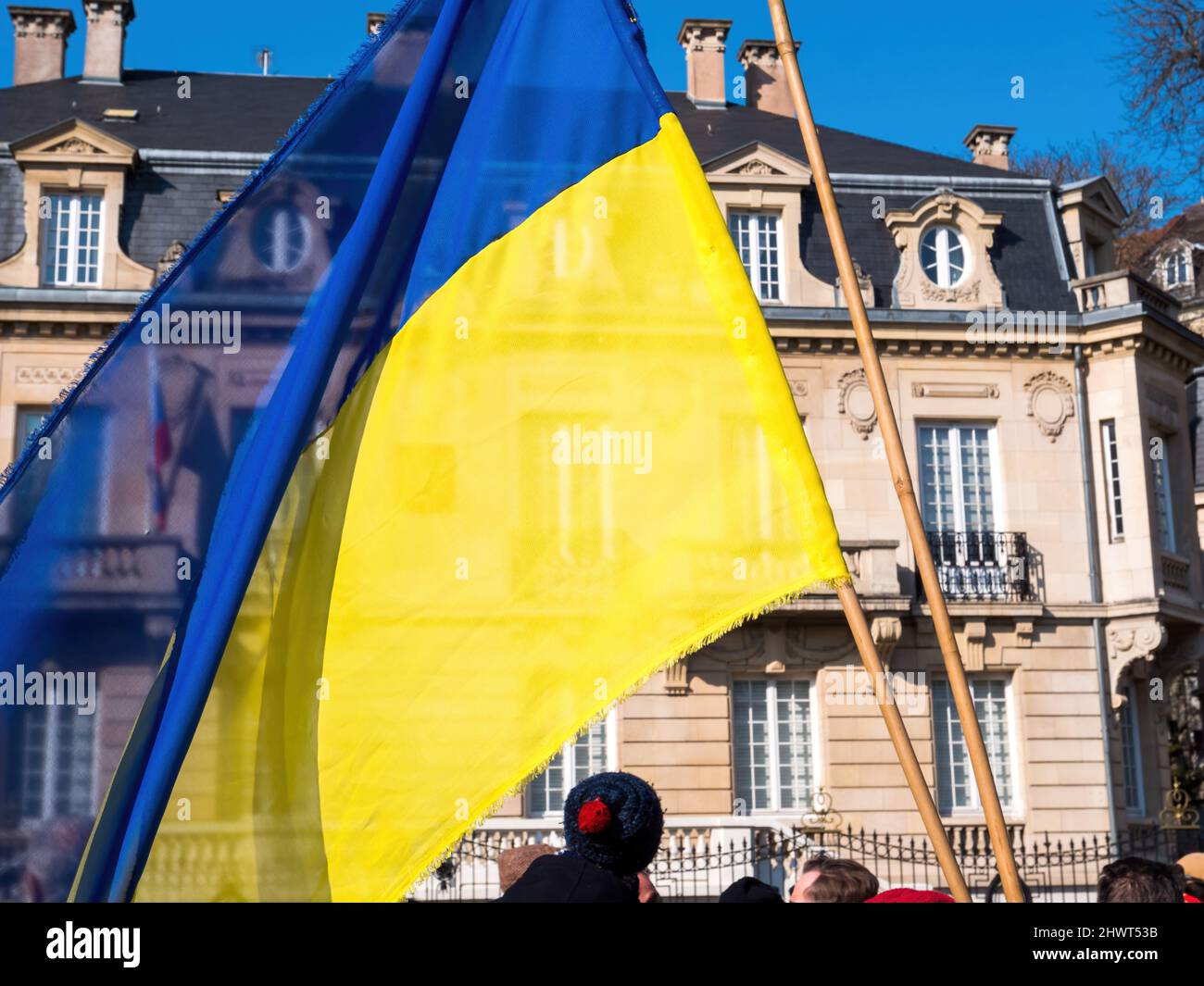 Straßburg, Frankreich - 6. März 2022: Ukrainische Nationalflagge ...