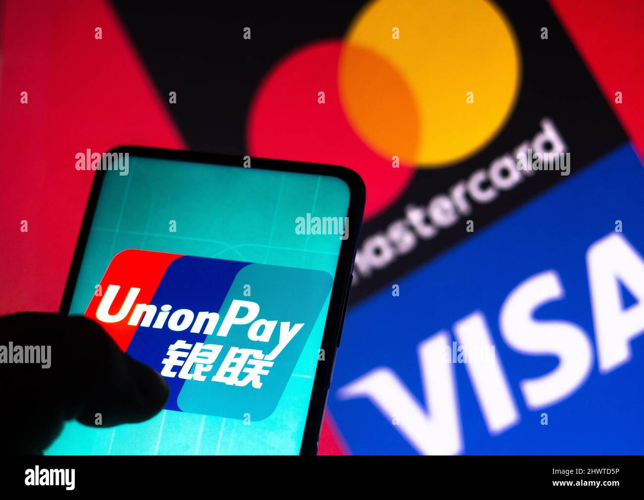 In dieser Abbildung wird das Logo von UnionPay (CUP) auf einem Smartphone-Bildschirm mit den ...
