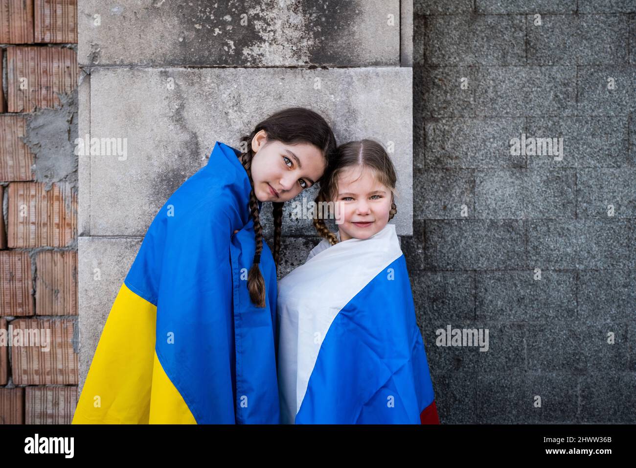Kleine Mädchen Mit Ukrainischen Und Russischen Fahnen Vor Einer Durch