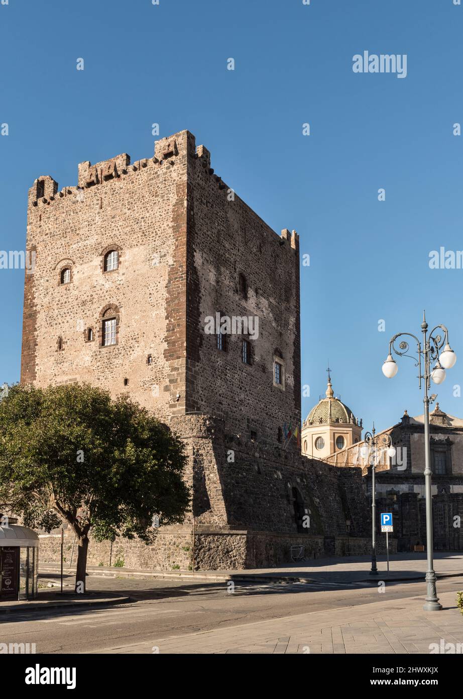 Der 11c Bergfried des normannischen Schlosses von Adrano (Castello di ...