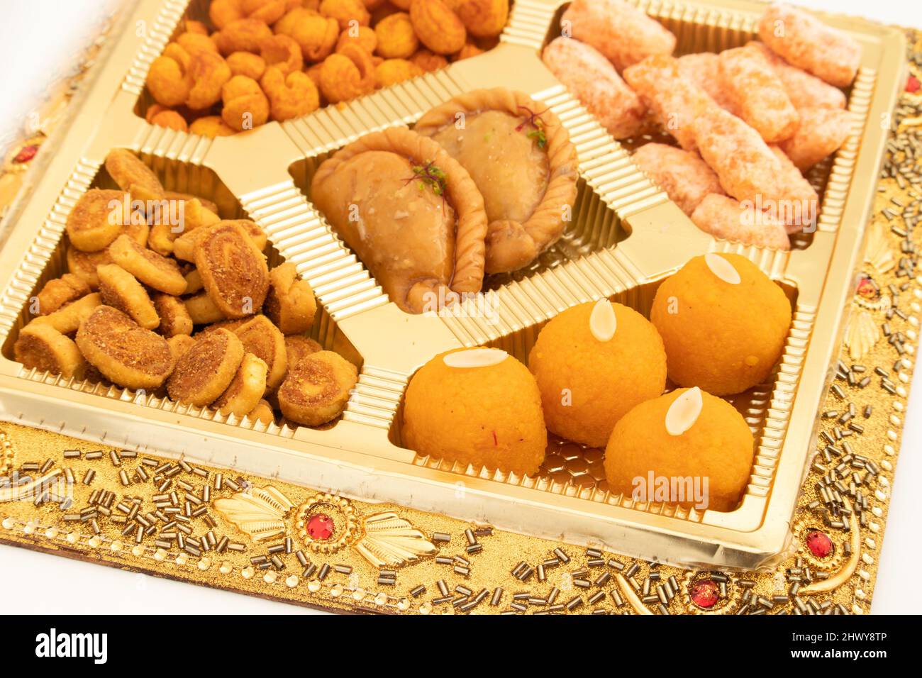 Gujiya im karton -Fotos und -Bildmaterial in hoher Auflösung – Alamy