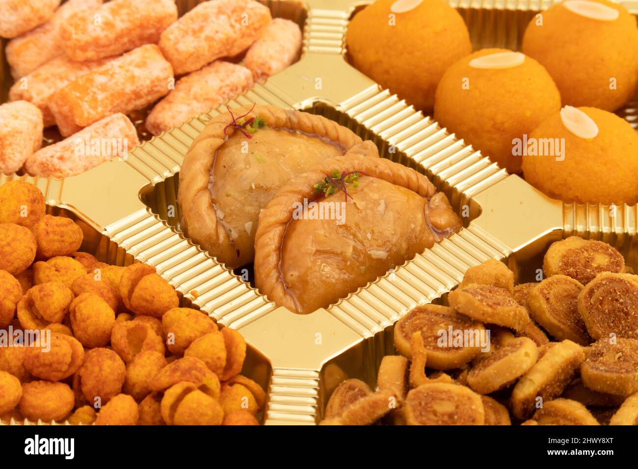 Gujiya im karton -Fotos und -Bildmaterial in hoher Auflösung – Alamy