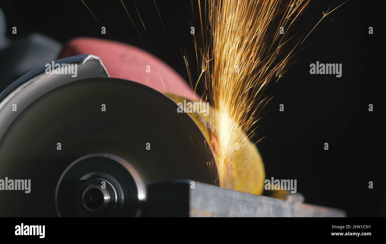 Schmiedewerkstatt. Schmiede manuelle Produktion. Nahaufnahme von Funken ...
