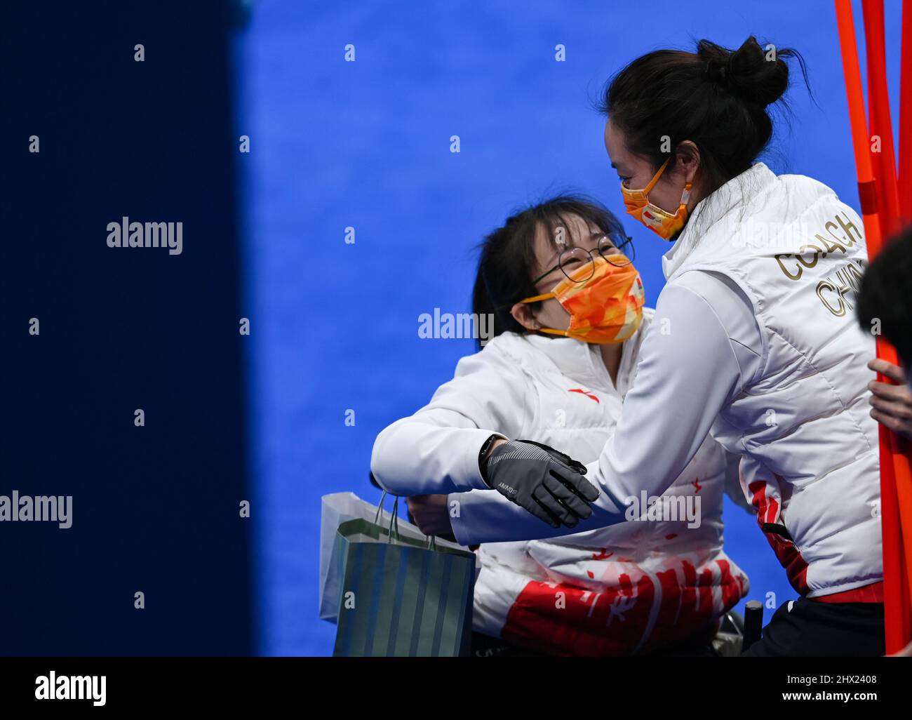 Peking, China. 9. März 2022. Trainer Yue Qingshuang (R) umarmt sich mit ...