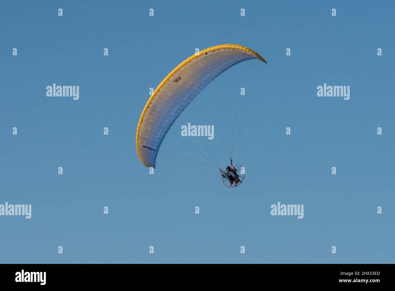 Gleitschirm in der luft -Fotos und -Bildmaterial in hoher Auflösung – Alamy