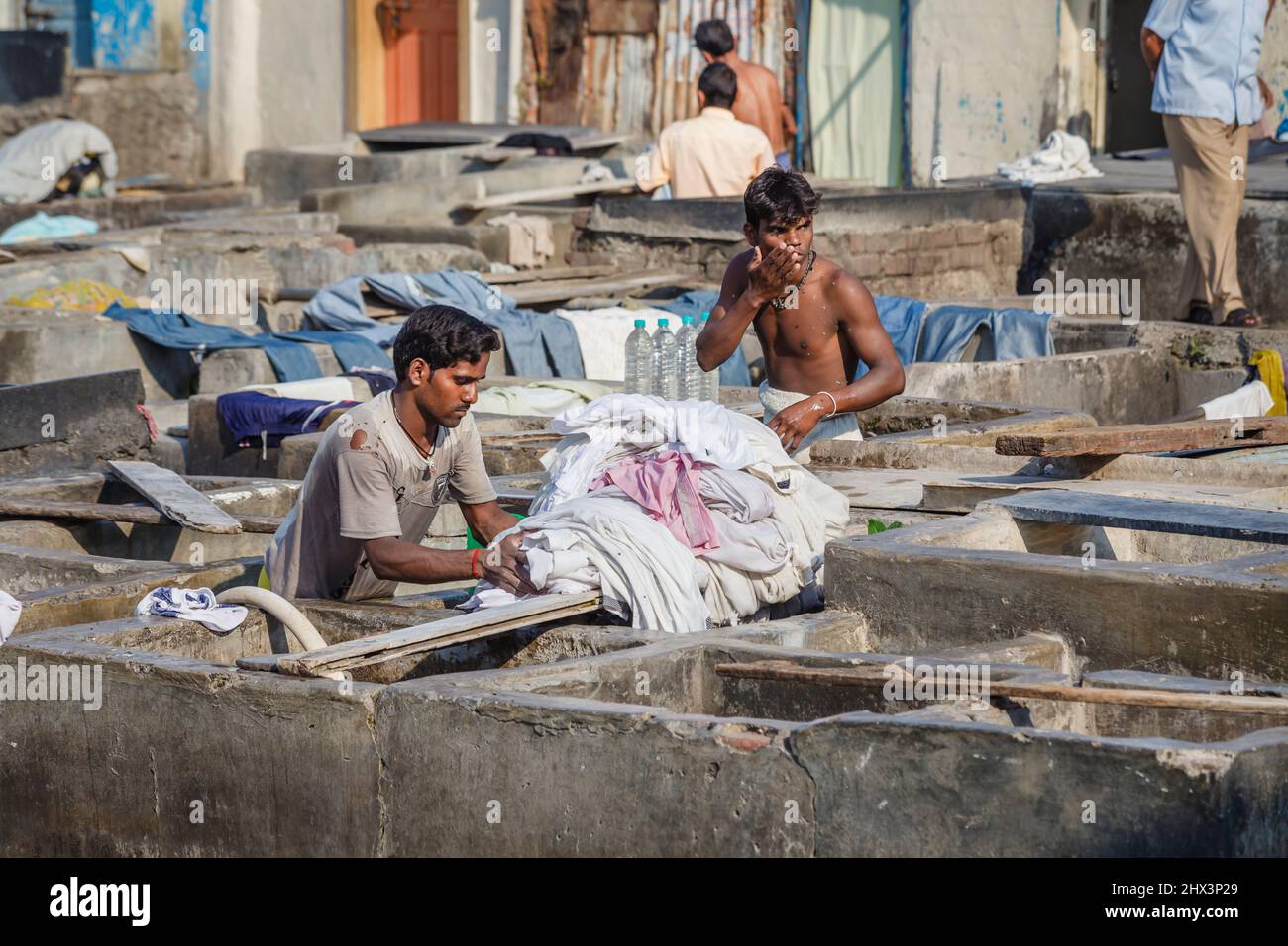 Ein Dhobi Wallah (Washerman) arbeitet in Mahalaxmi Dhobi Ghat, einem ...