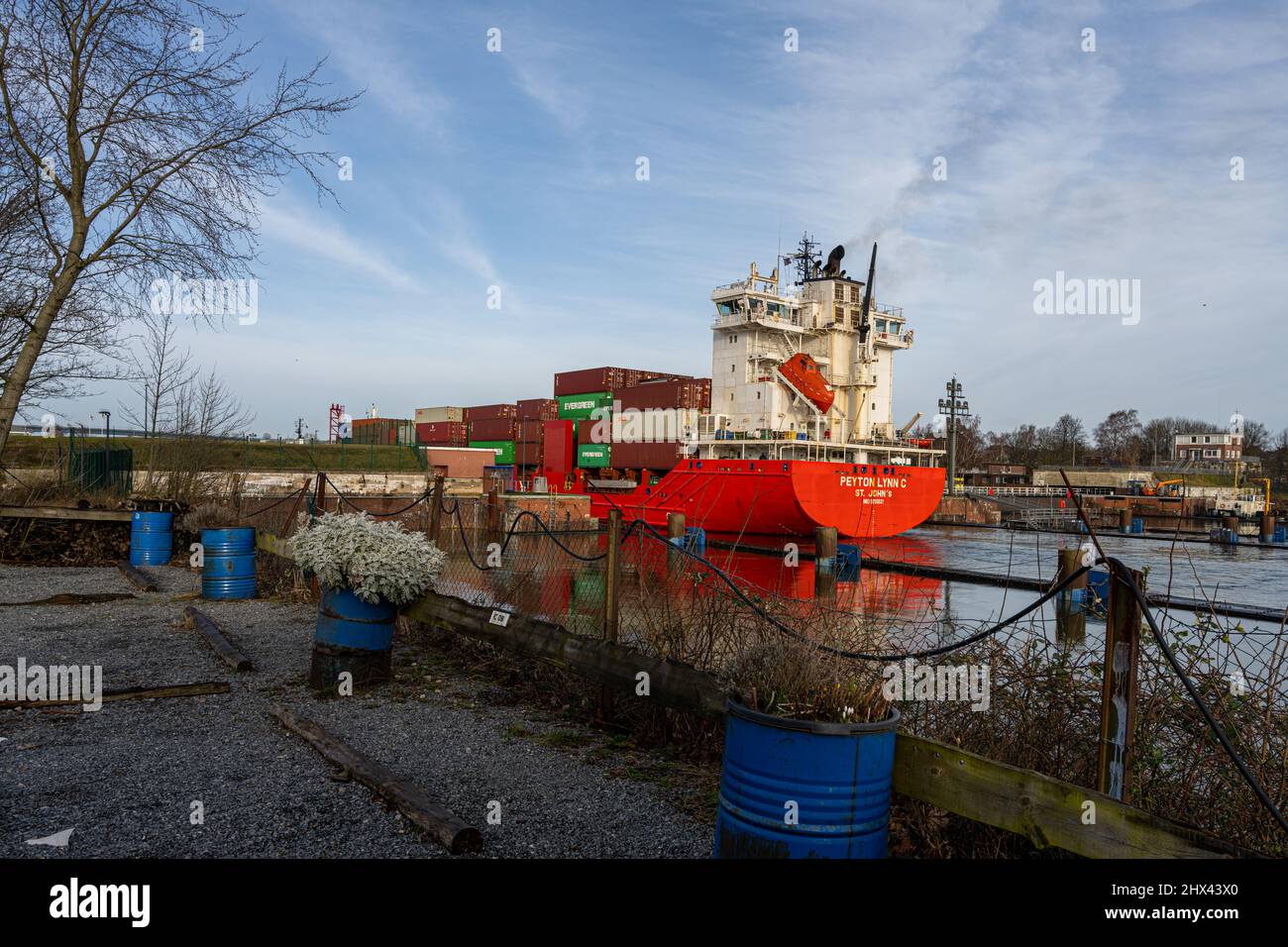 Kiel, Deutschland - 22. Februar 2022: Ein Seeschiff fährt von der ...