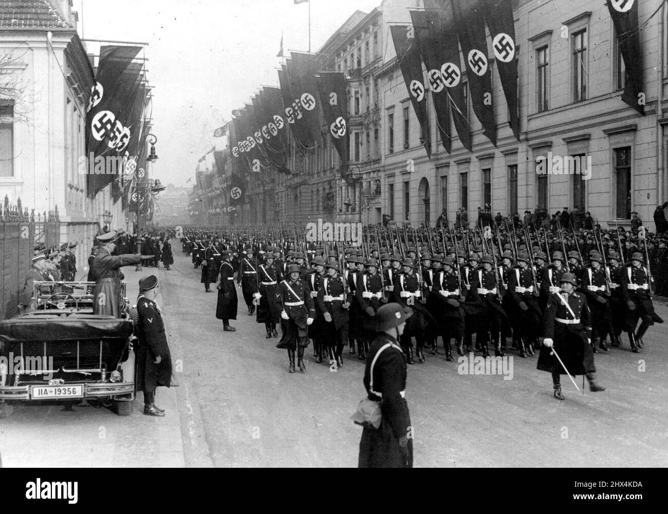 Adolf hitler paraden Schwarzweiß-Stockfotos und -bilder - Alamy