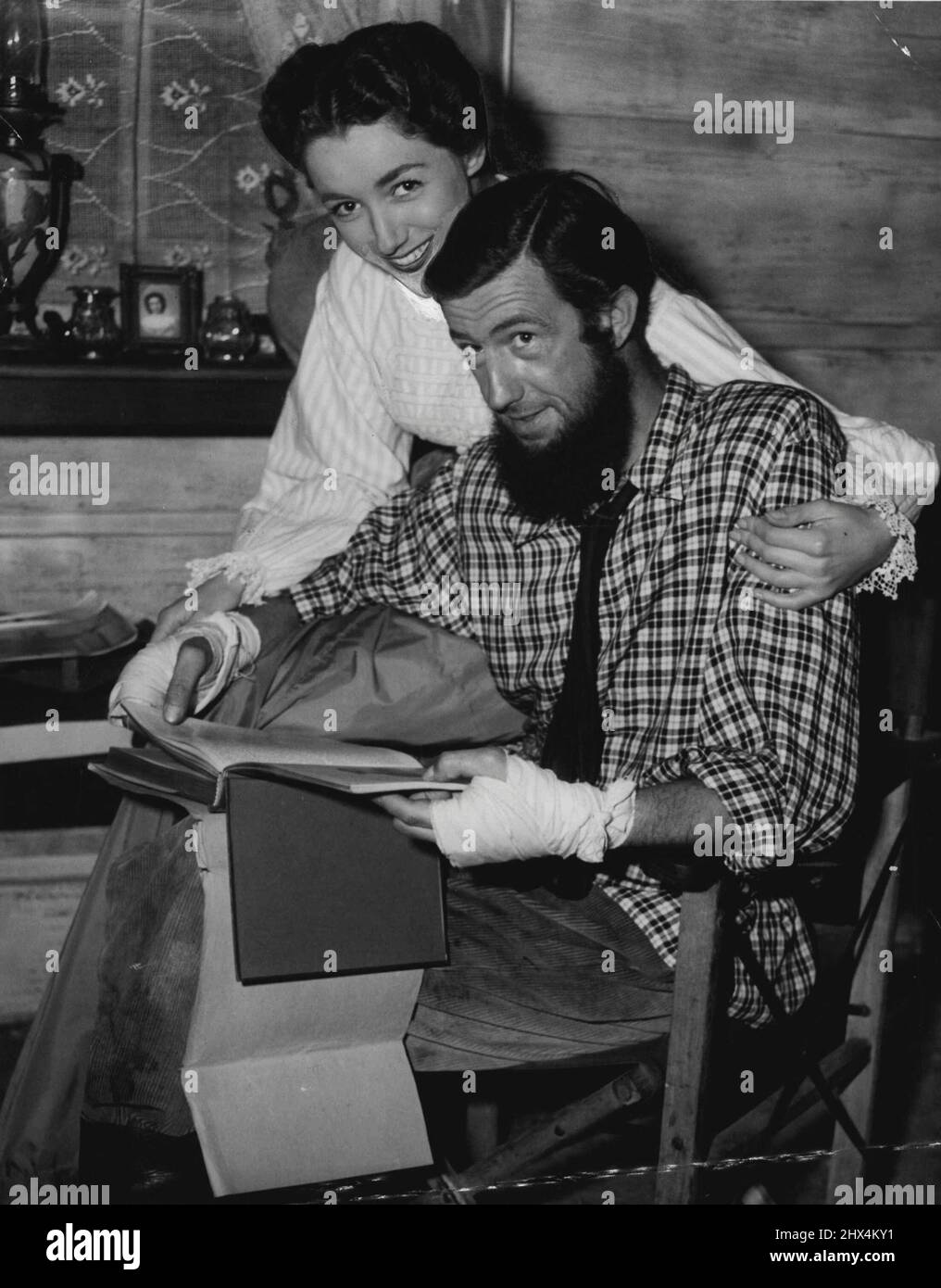 Die Stars von „Eureka Stockade“, Jane Barrett und Chips Rafferty ...