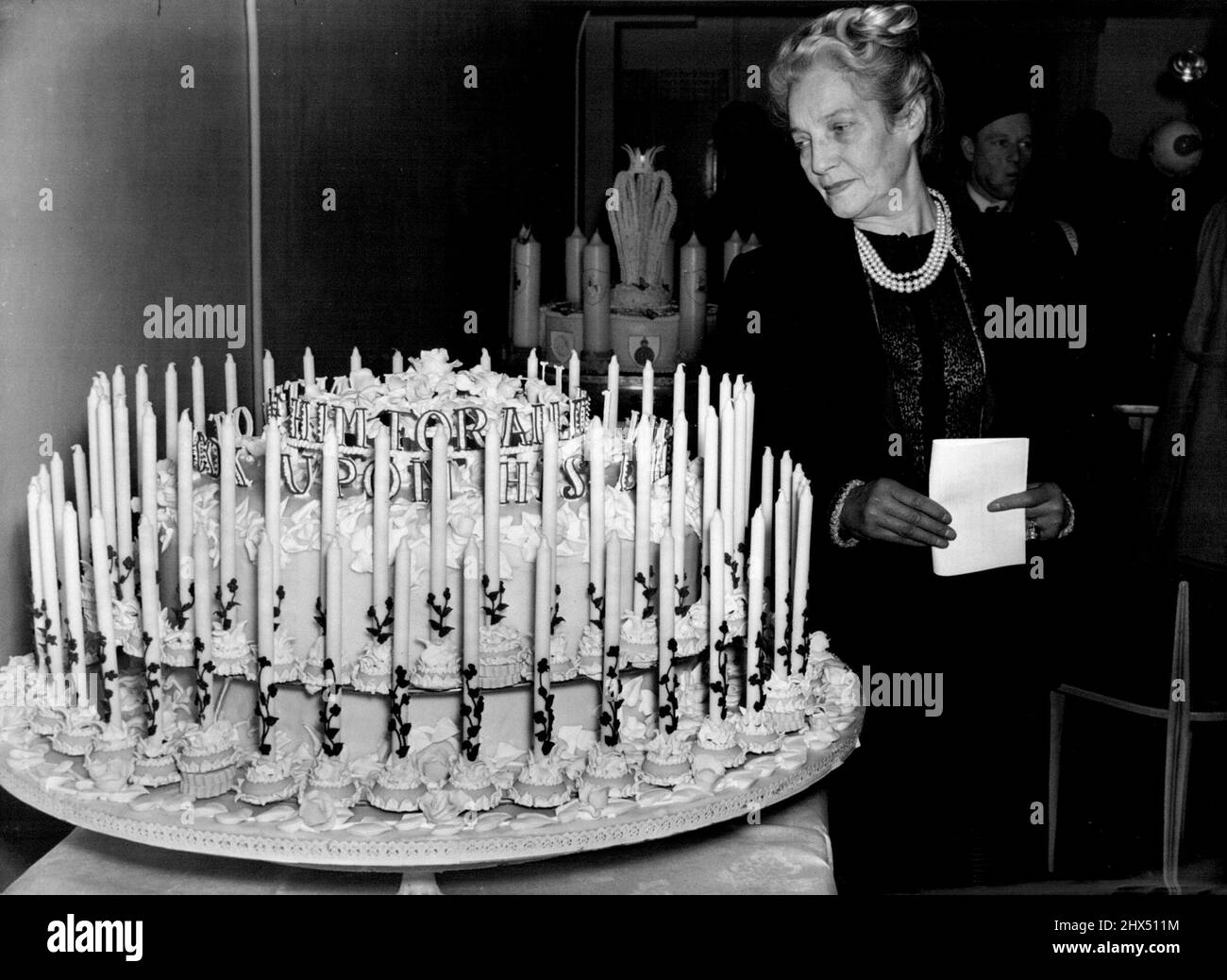 Die Churchill Birthday Cakes -- die Torte mit 80 candies..in zuckerrosa ...
