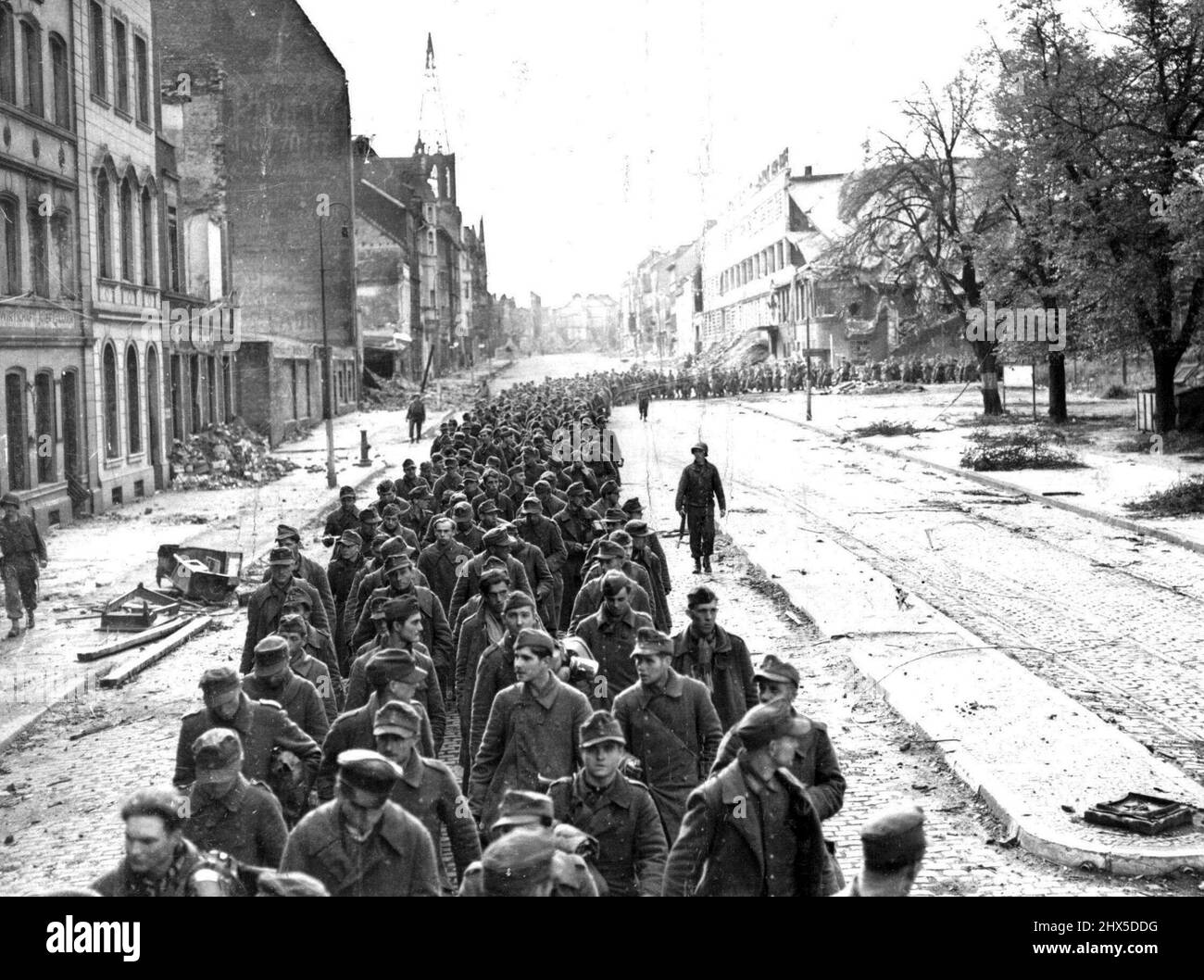 Ww2 nazi soldat kriegsgefangener Schwarzweiß-Stockfotos und -bilder - Alamy