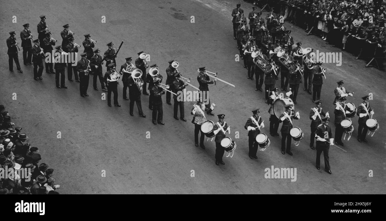 N.Z. Band spielt den Victory Song und bildet das "V"-Zeichen bei der ...