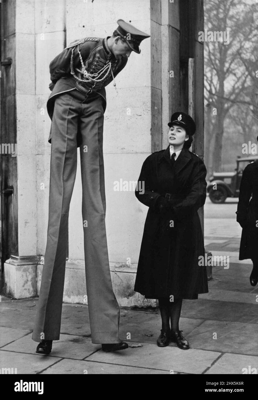 Polizistin im Umgang mit einem großen Jungen Henry Lewandowski ...