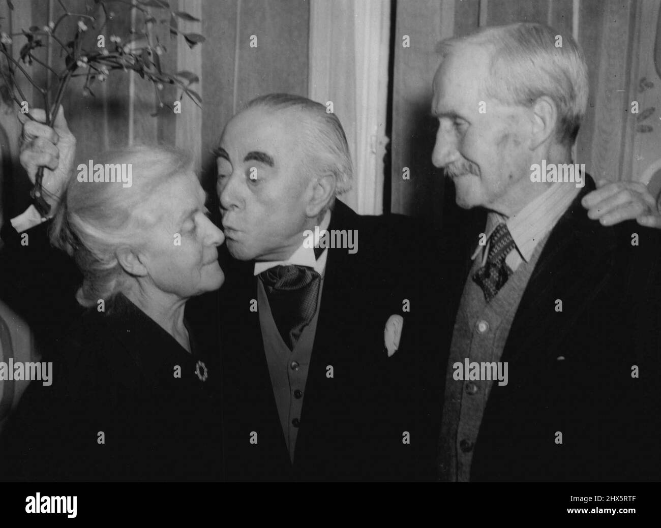 George Robey küsst die Braut, um sie zu werden Ethel Clara Fennell im ...