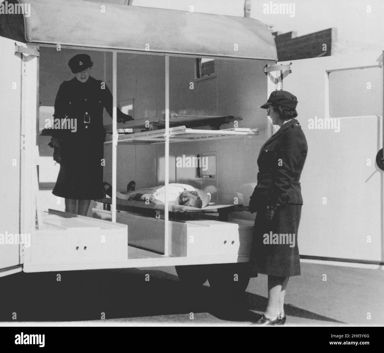 Neuer Krankenwagen für Mosman, A.N.G. 21. August 1940. (Foto: Alec ...