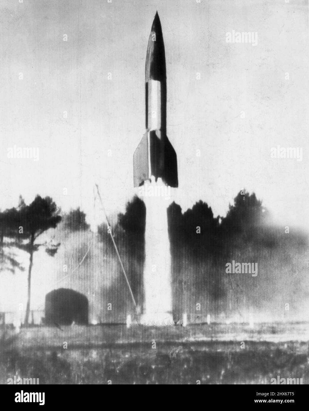 Nazi V-2 hebt ab -- Eine deutsche V-2 Rakete beschleunigt 40 Fuß vom ...