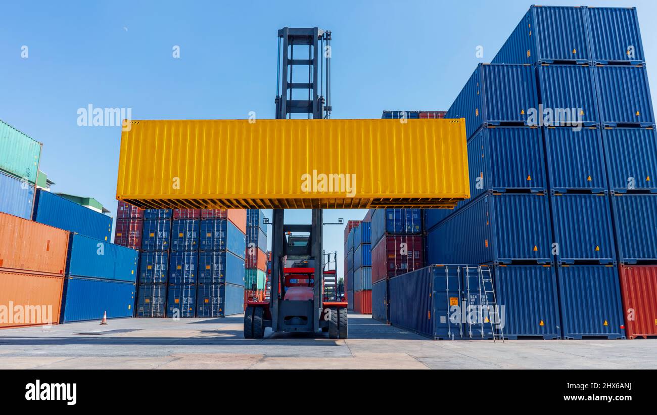 Gabelstapler arbeiten im Container Cargo Yard Hafen Verladung Cargo ...