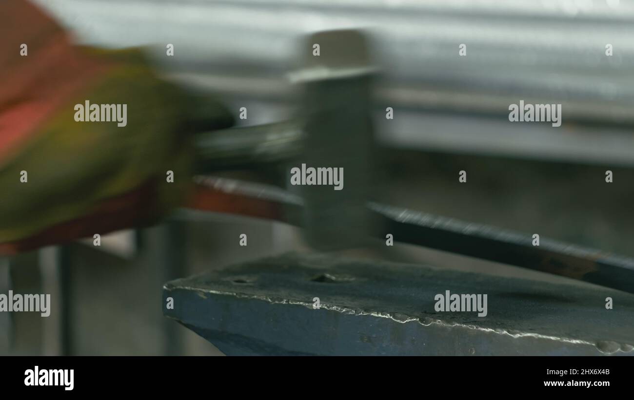 Schmiedewerkstatt. Schmiede manuelle Produktion. Hände von smith mit ...